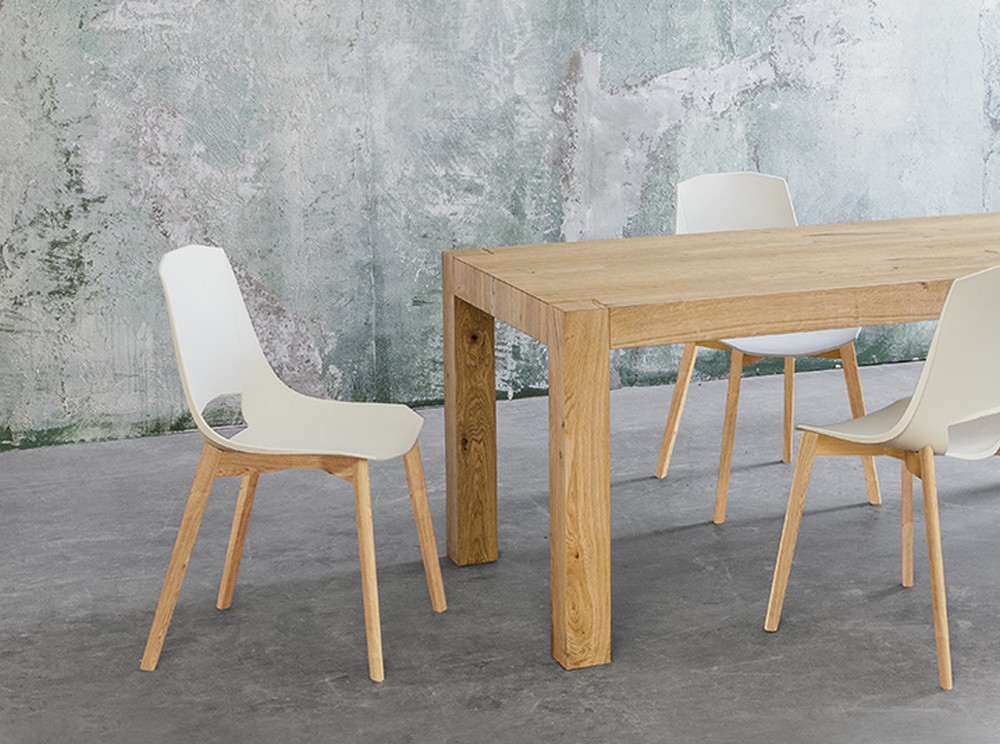 Point Eva 5 chair in polypropylene and leather with natural oak legs