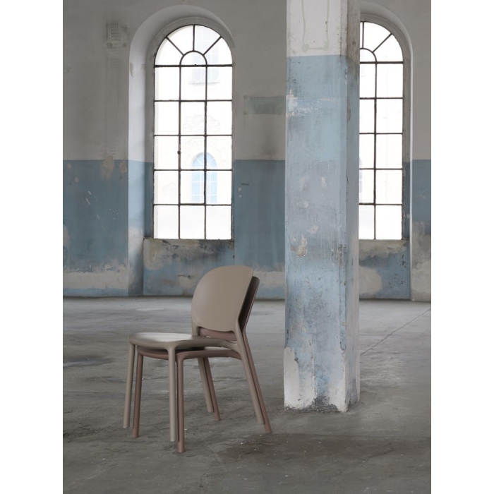 Hug Chair - Plastic Chairs | Equal furnishings