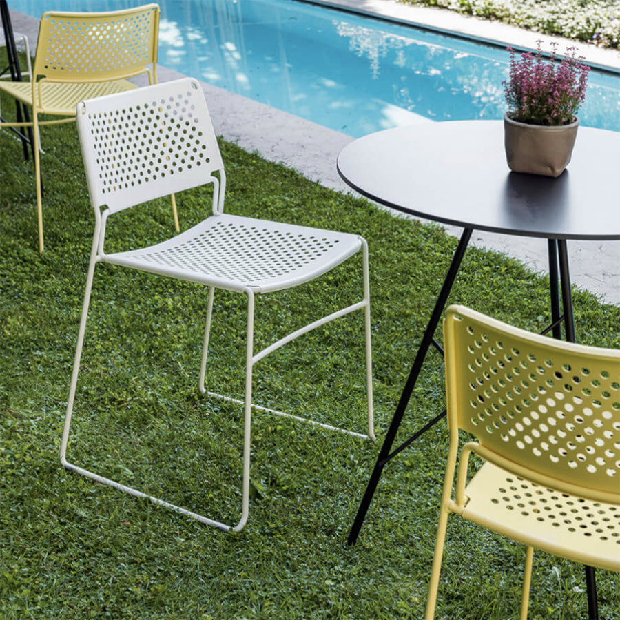 Chaise en métal empilable Slim SM pour l'intérieur et l'extérieur par Midj