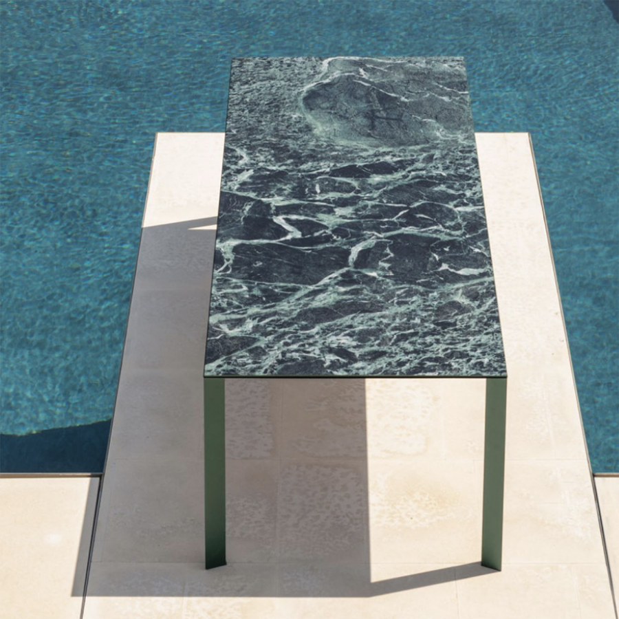 Table en aluminium Akashi avec plateau en bois, verre ou céramique par Midj